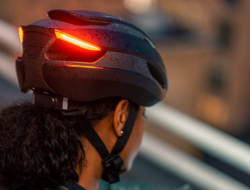 A smart bike helmet that makes night rides a lot safer - Antvt.com
